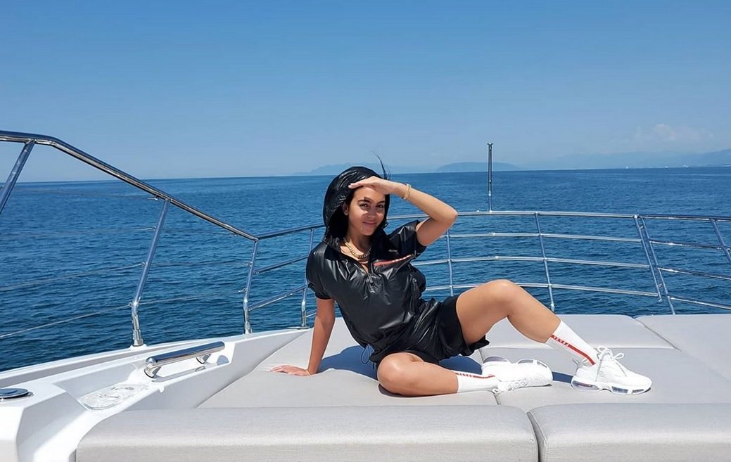 Pesona Seksi Georgina Rodriguez dengan Pose Berbaring di Atas Kapal - Mabosway
